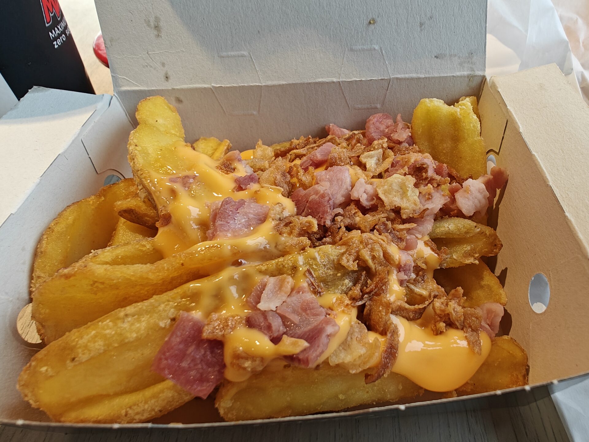 Vretecool: KFC Fire Zinger Stacker burger en Kentucky Loaded Fries ...