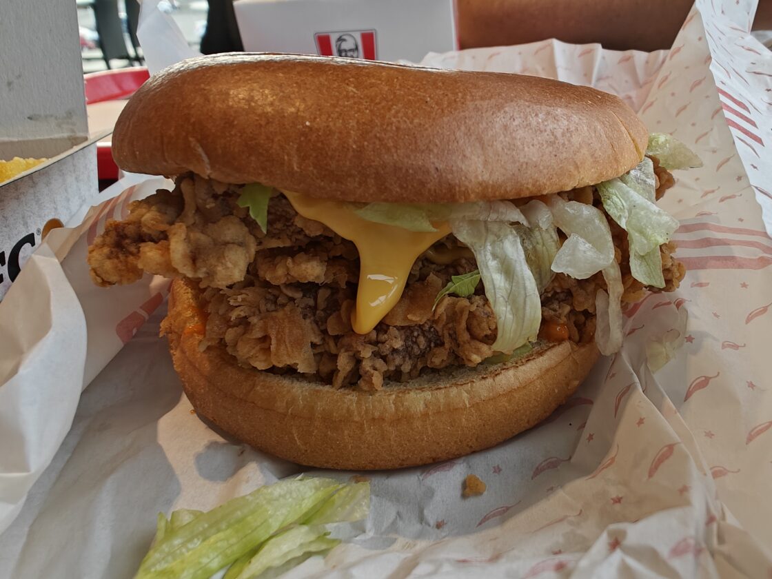 Vretecool: KFC Fire Zinger Stacker burger en Kentucky Loaded Fries ...